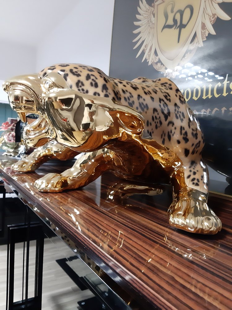 Decorating for the living room - a beautiful golden leopard