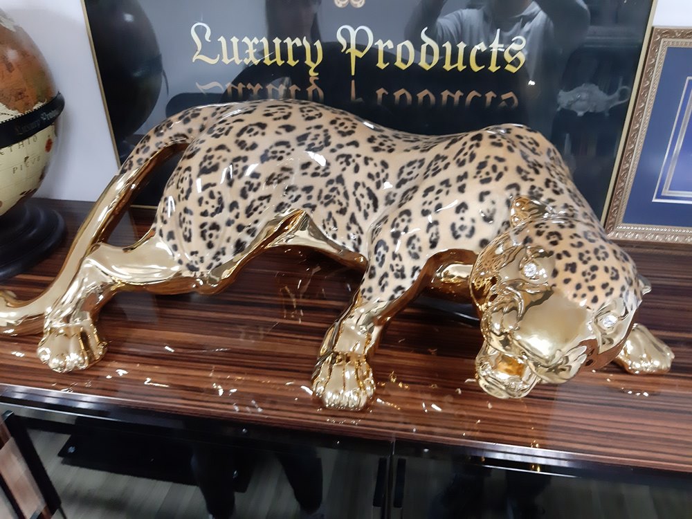 Decorating for the living room - a beautiful golden leopard