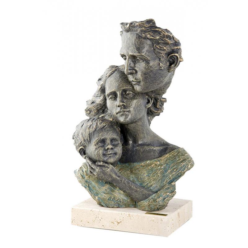 A fascinating sculpture of a loving family