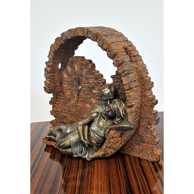 Avant-garde clock with statuette